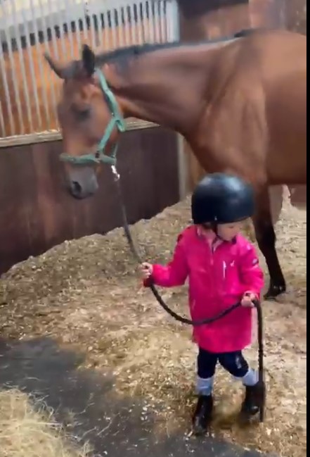 Little Emma Power with her best friend Bob Olinger @HRIRacing – Horseaware